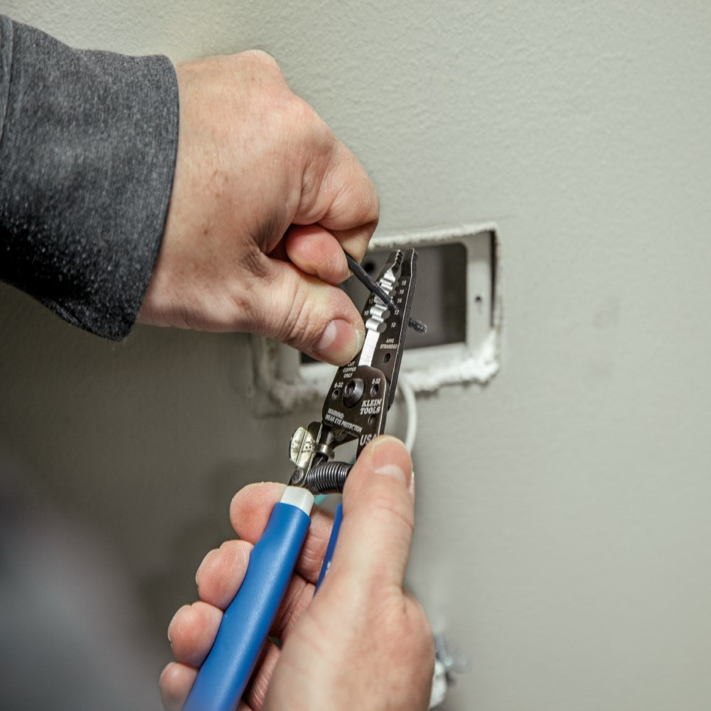 Wire Stripper/Cutter with Closing Lock - 11054 | Klein Connection